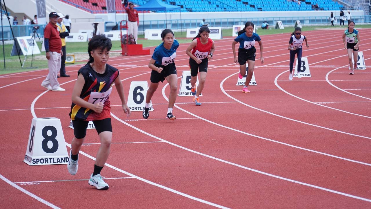 Caroline Anak Romeo (AWA Athletics) menjuarai acara 800 Meter Wanita ...
